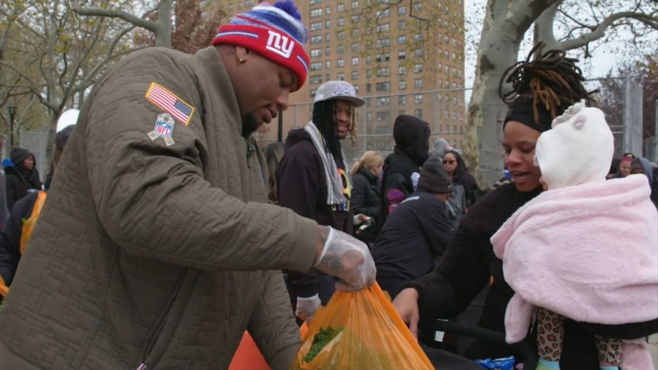 Giants and Stop & Shop give out Thanksgiving supplies