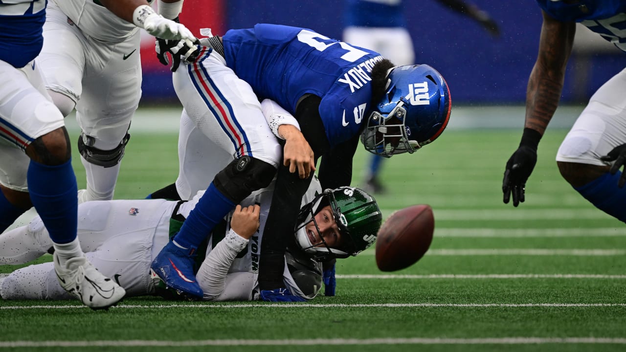 Kayvon Thibodeaux strip-sacks Zach Wilson; Jihad Ward recovers fumble | Giants vs. Jets Highlights