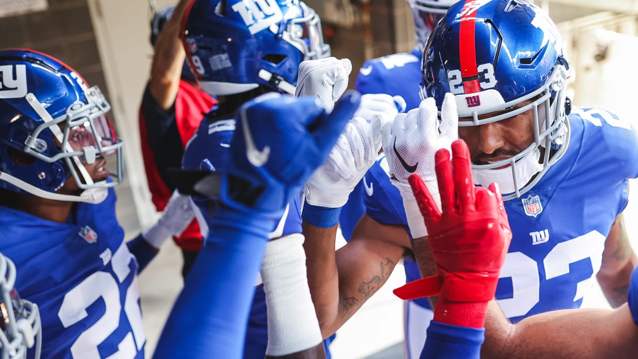 Giants hit the field for pregame warmups