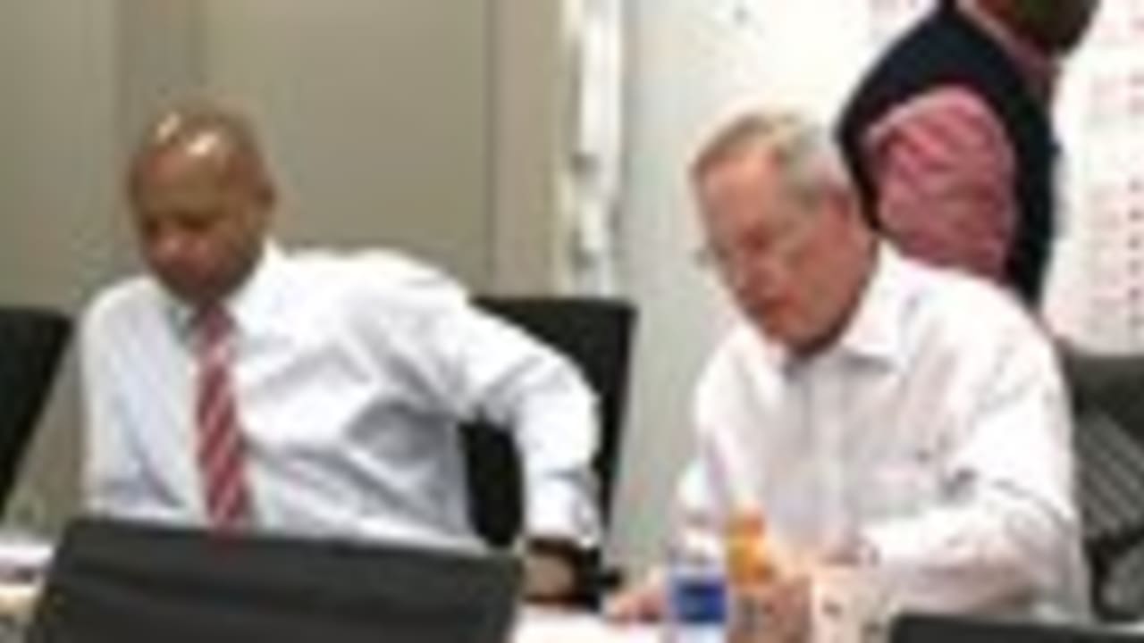 Fans get inside access to Giants Draft Room