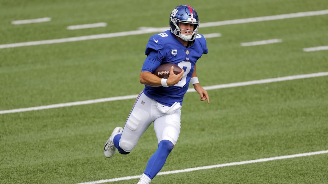 Daniel Jones shows off wheels on 19-yard run