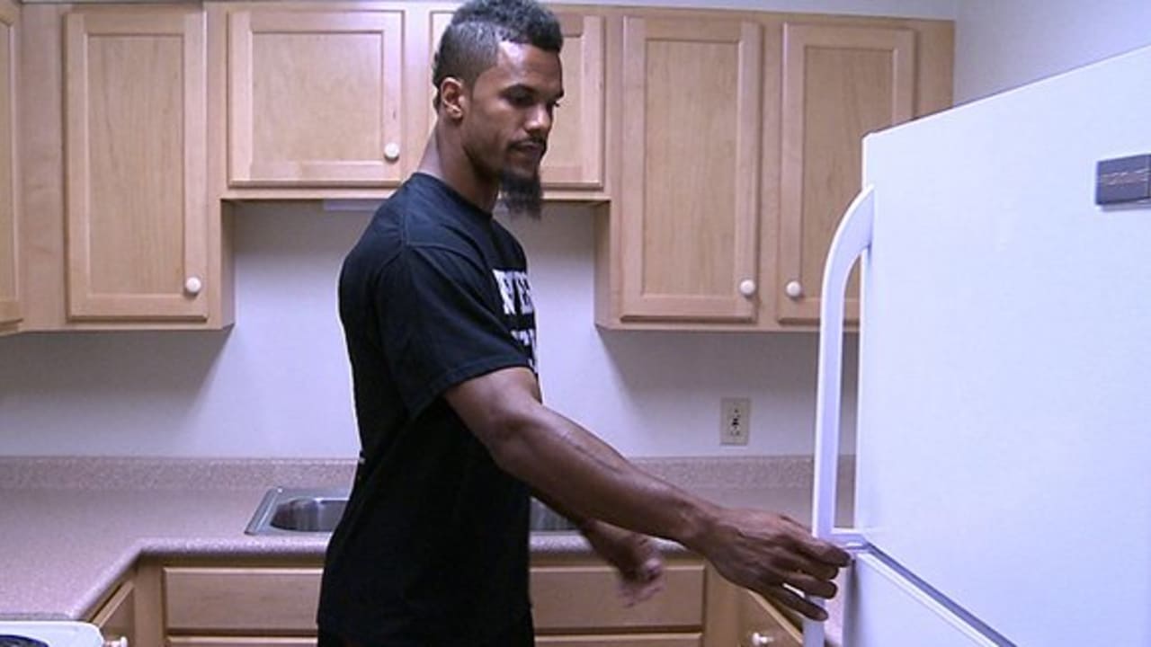 WR Hixon arrives at Training Camp
