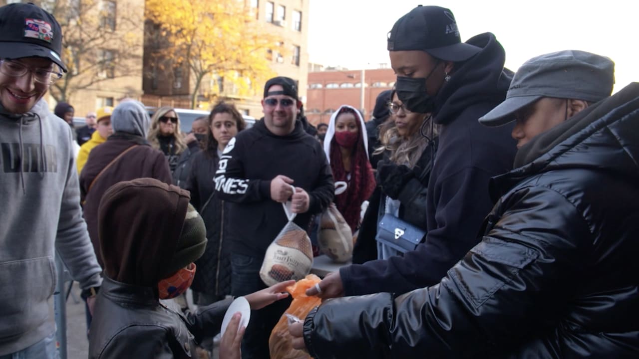 Saquon Barkley hands out turkeys in the Bronx
