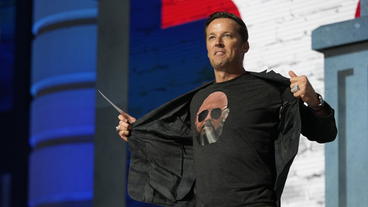 Lawrence Tynes announces John Michael Schmitz pick in Brian Daboll shirt