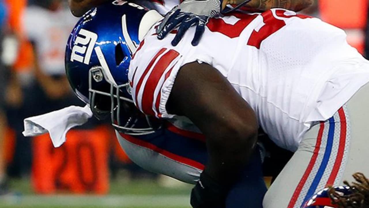 Stansly Maponga recovers a Patriots fumble