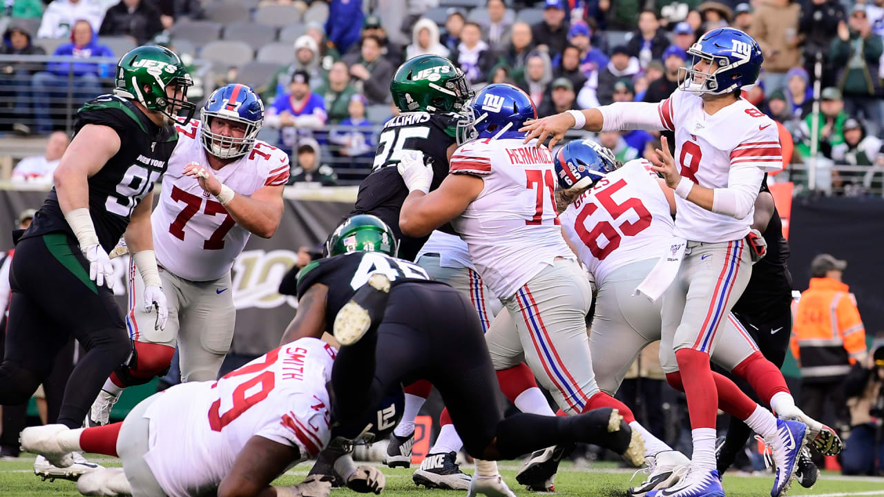 Daniel Jones floats perfect two-point throw to Fowler