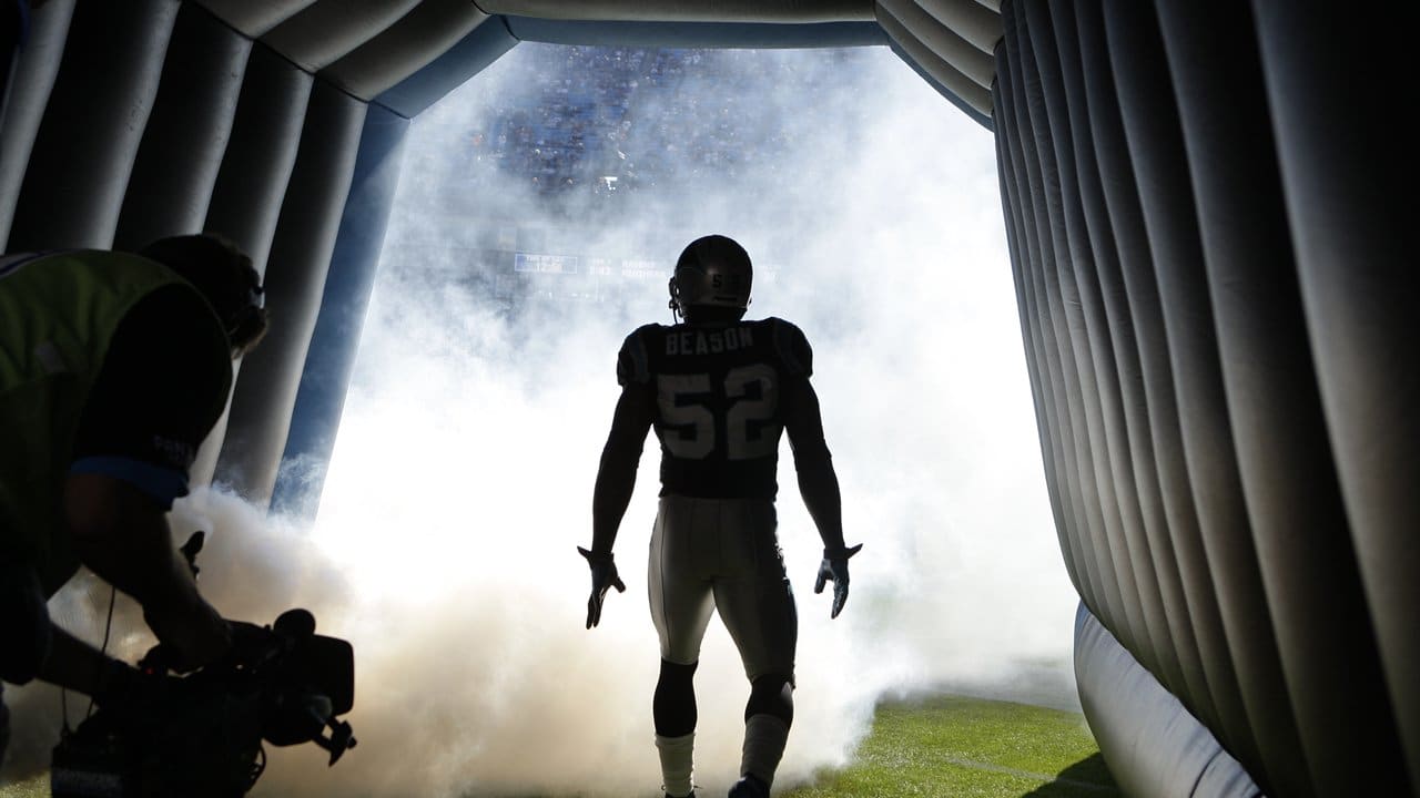 Newest Giant: LB Jon Beason Photos