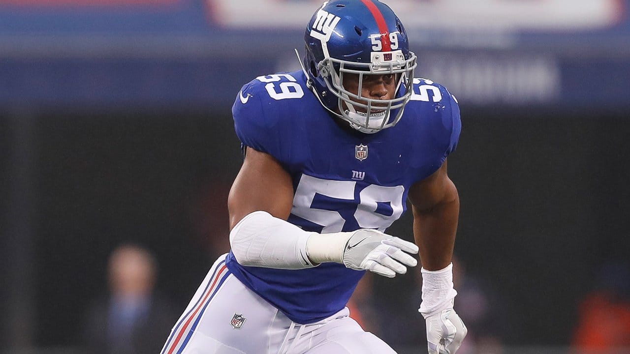 Devon Kennard sacks Smith