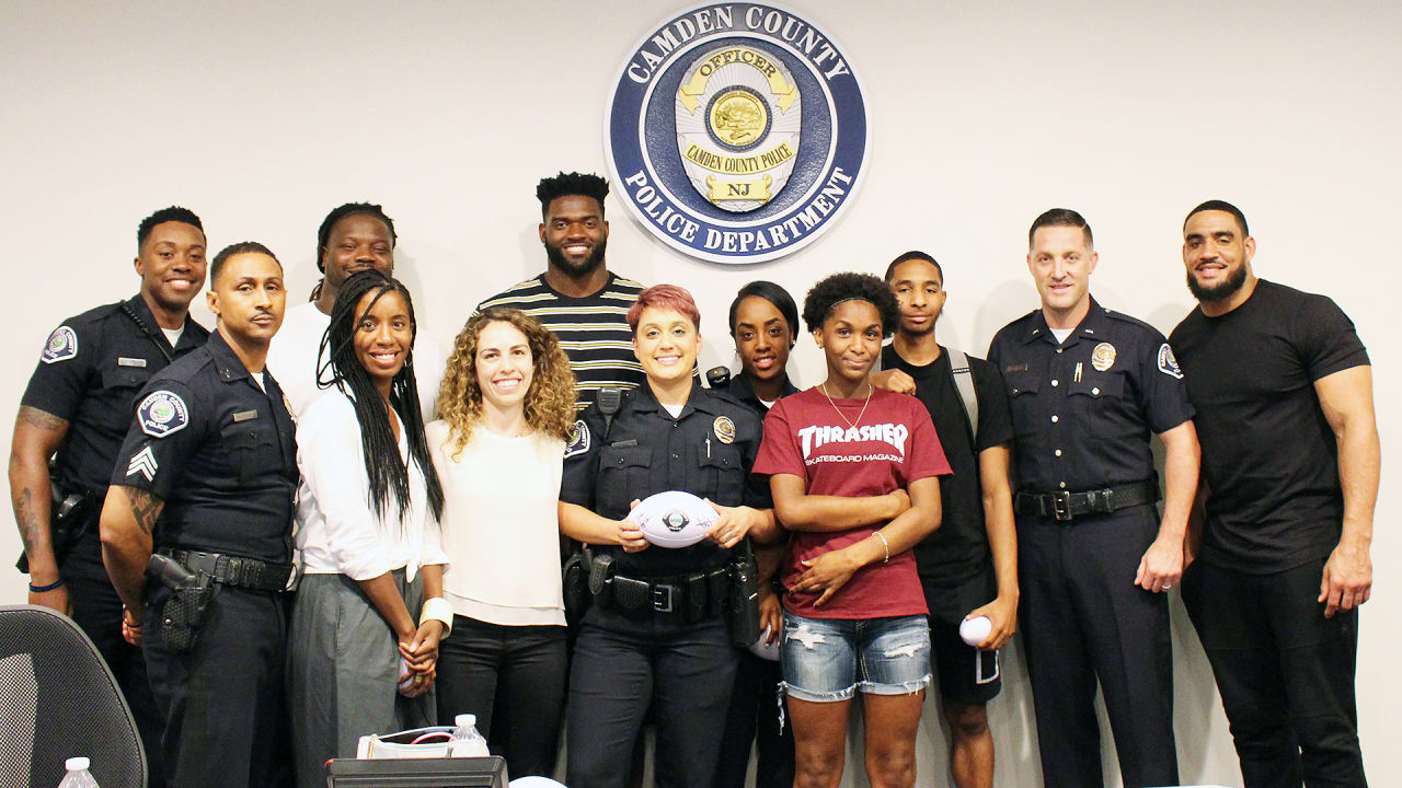 Giants learn first-hand how local police connects with community