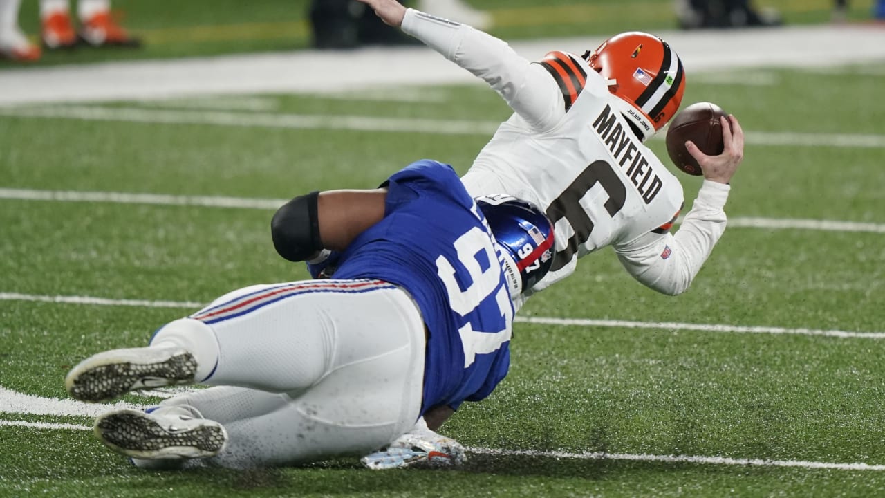 Dexter Lawrence fights through blockers to sack Baker Mayfield | Giants vs. Browns Highlights