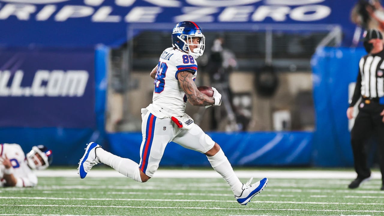 Evan Engram makes a fingertip catch on deep pass from Daniel Jones