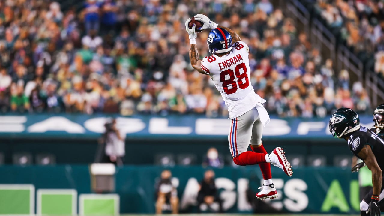 Daniel Jones shows great touch on sideline throw to Evan Engram