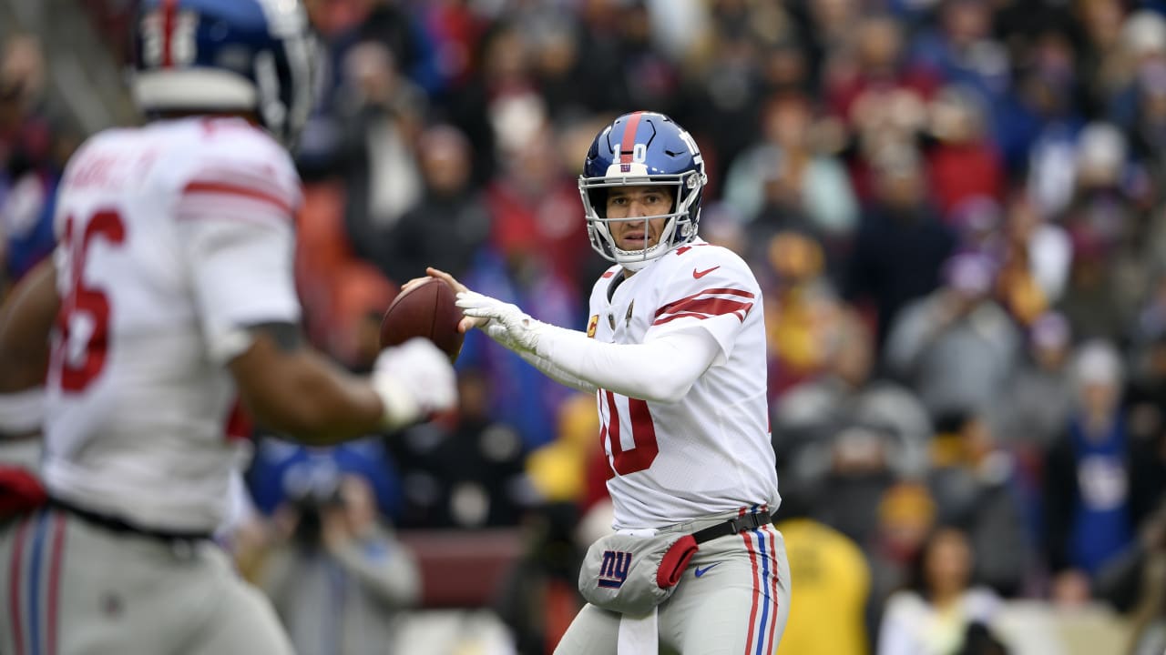 Eli's falling throw sails perfectly into Saquon's hands