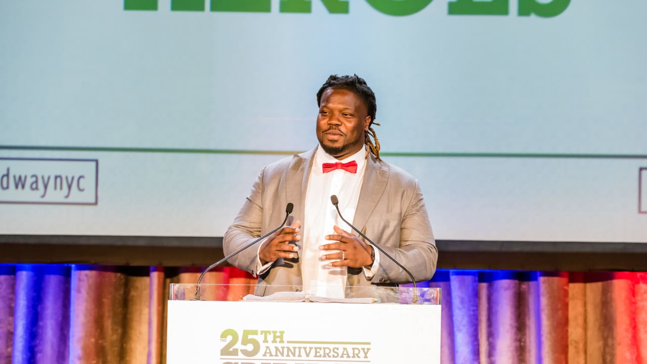 Damon Harrison accepts Hometown Hero Award