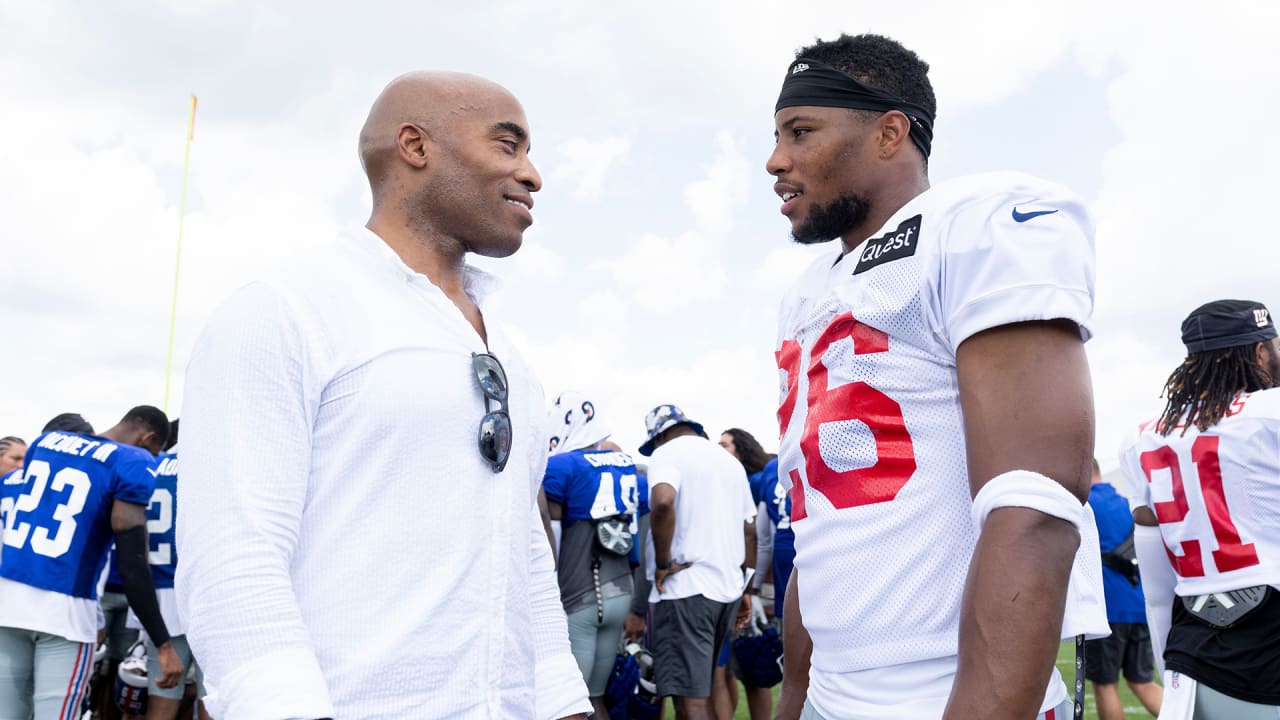 Giants legend Tiki Barber speaks to team