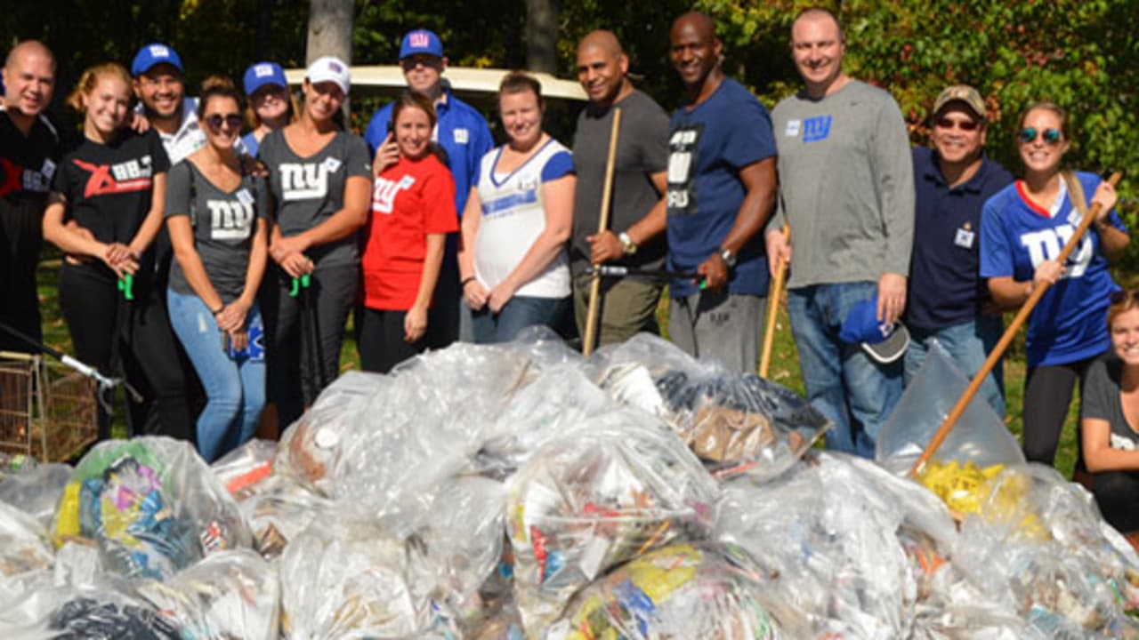 Giants alumni help clean up local park