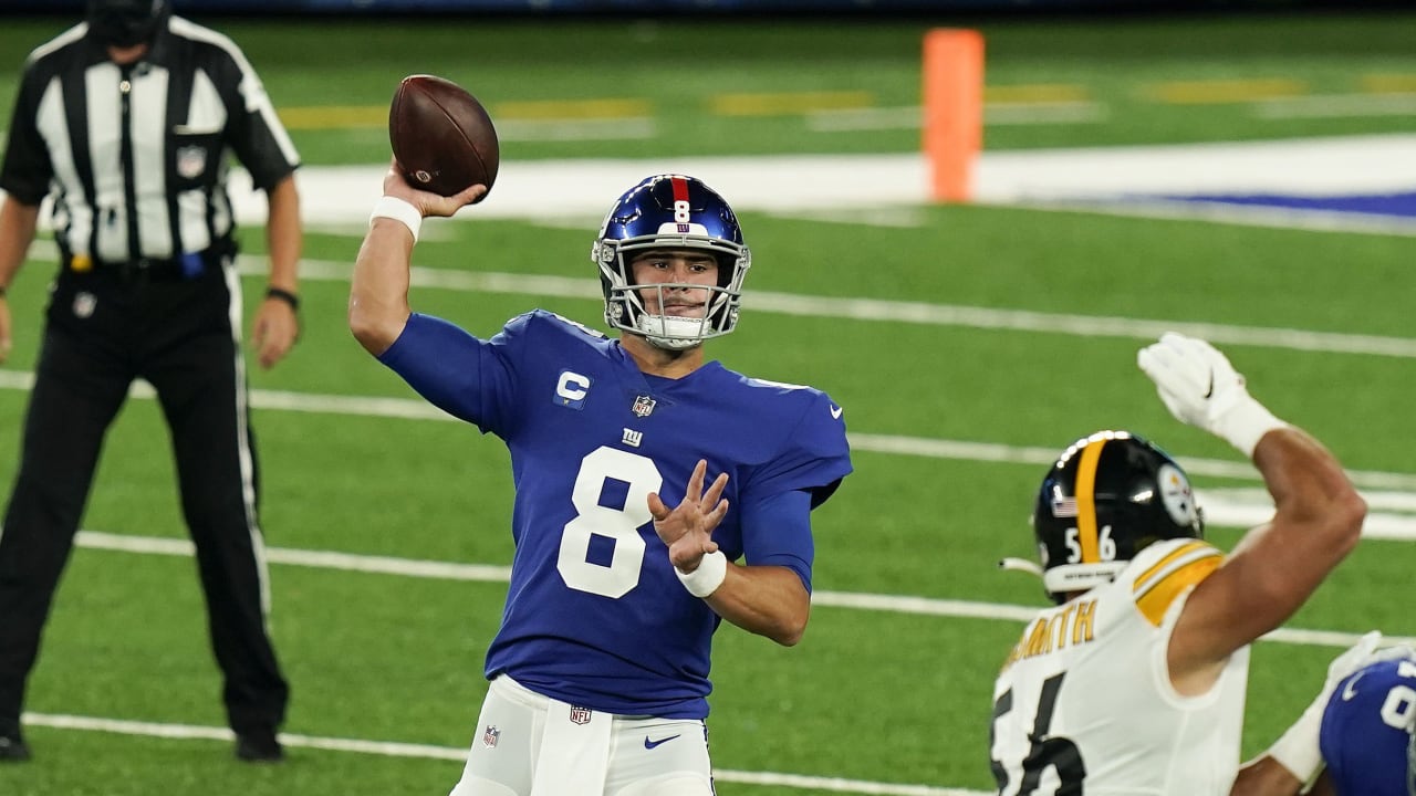 Daniel Jones buys major time for wild throwback to Saquon