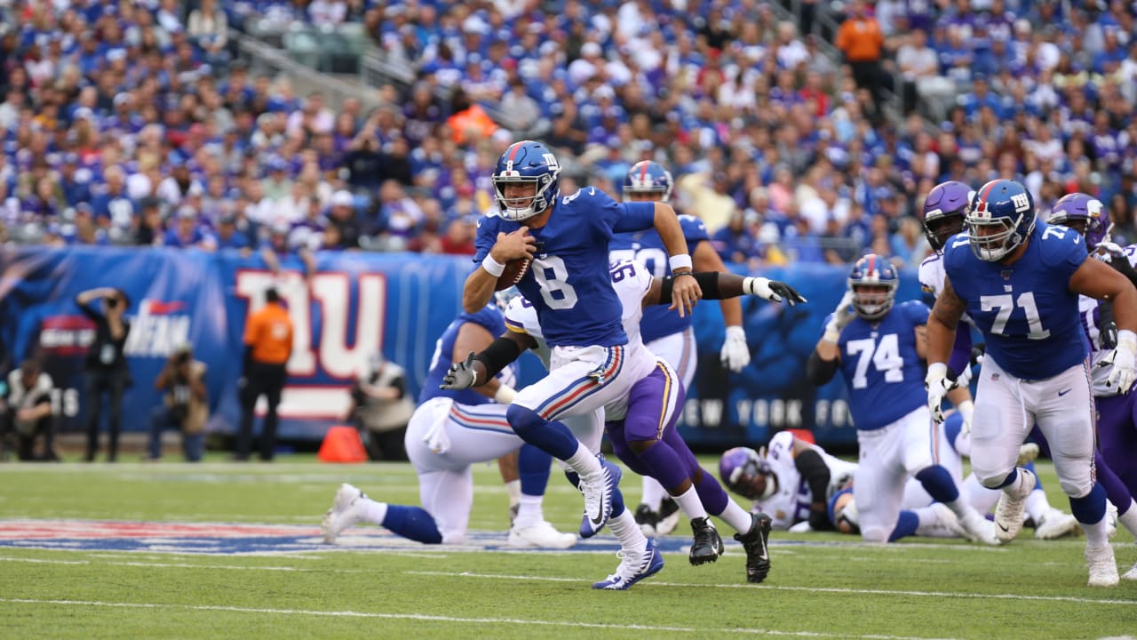 Daniel Jones moves chains with nifty footwork on third-down scramble