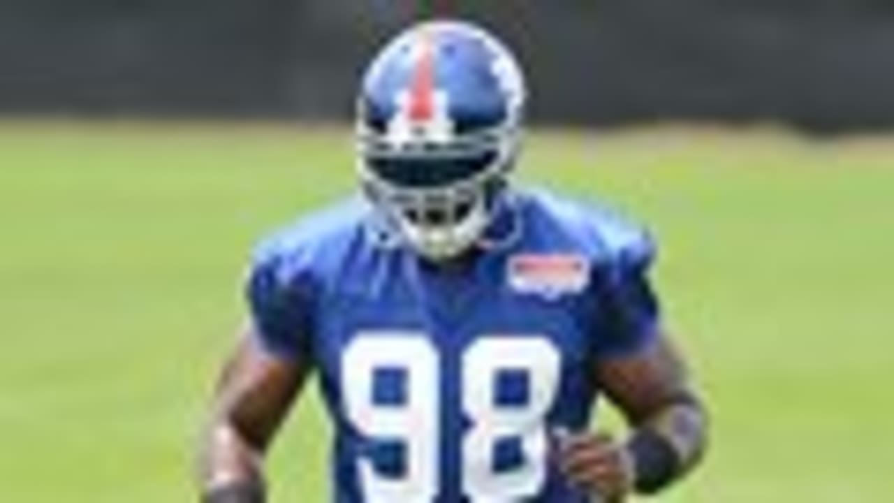 How does DE Adrian Tracy stay focused?