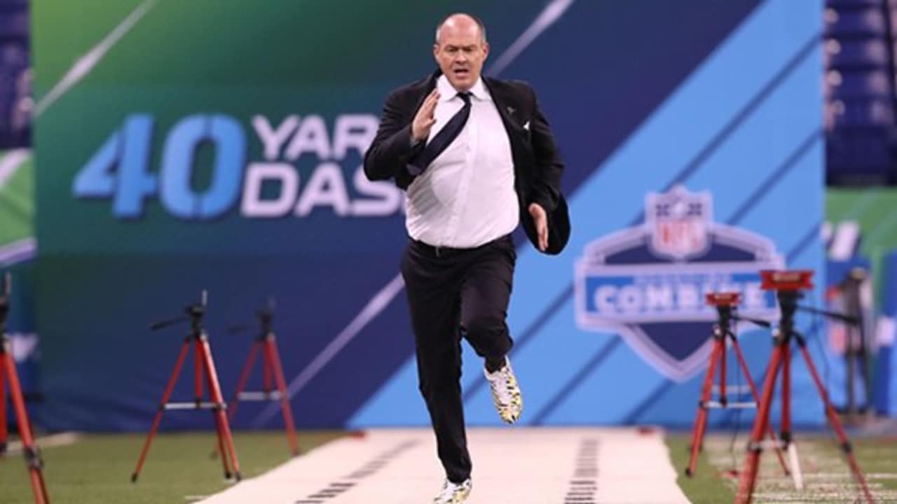 Rich Eisen runs a 5.97 40-yard dash