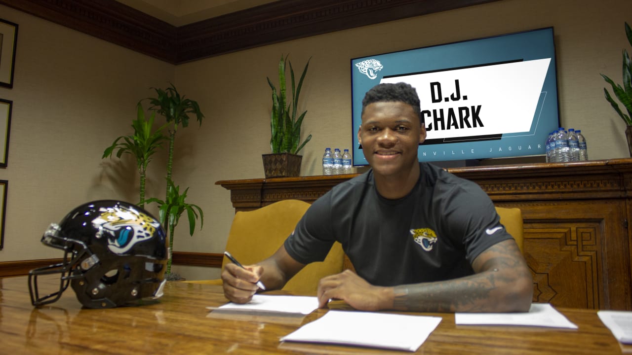 Official: DJ Chark Jr. signs