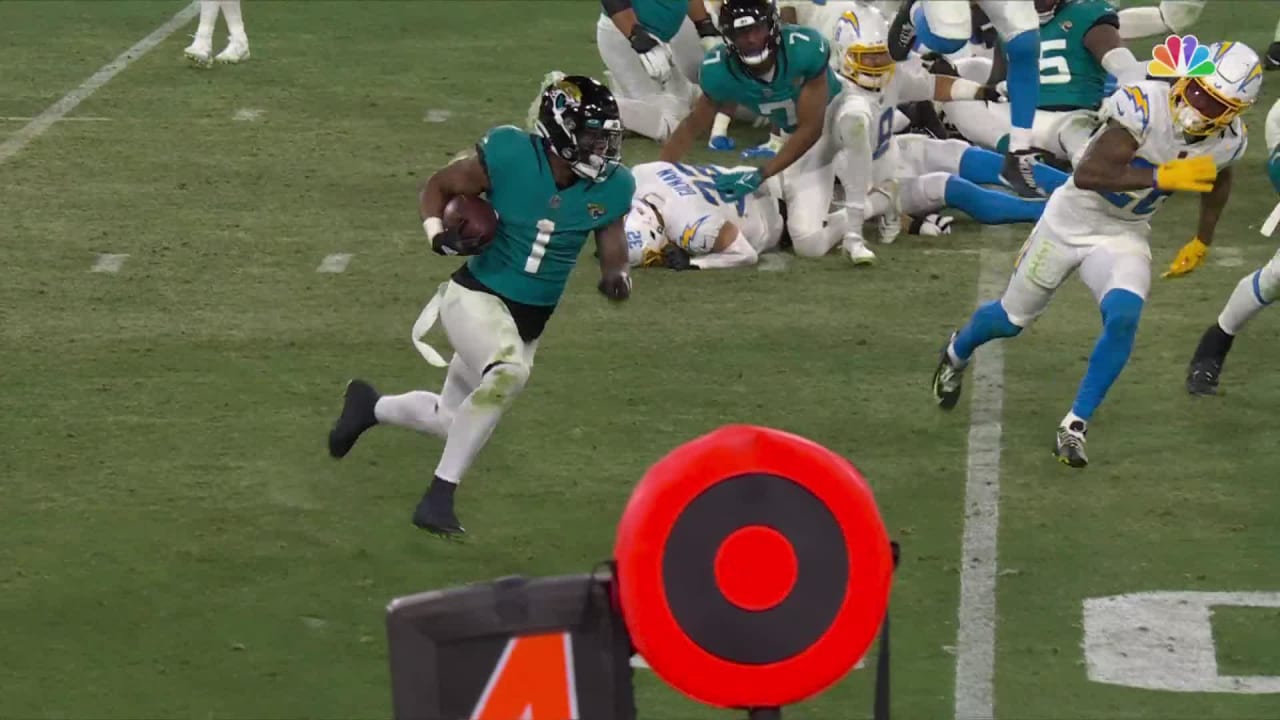 Highlight | Travis Etienne reaches corner for 25 yards on fourth-and-1