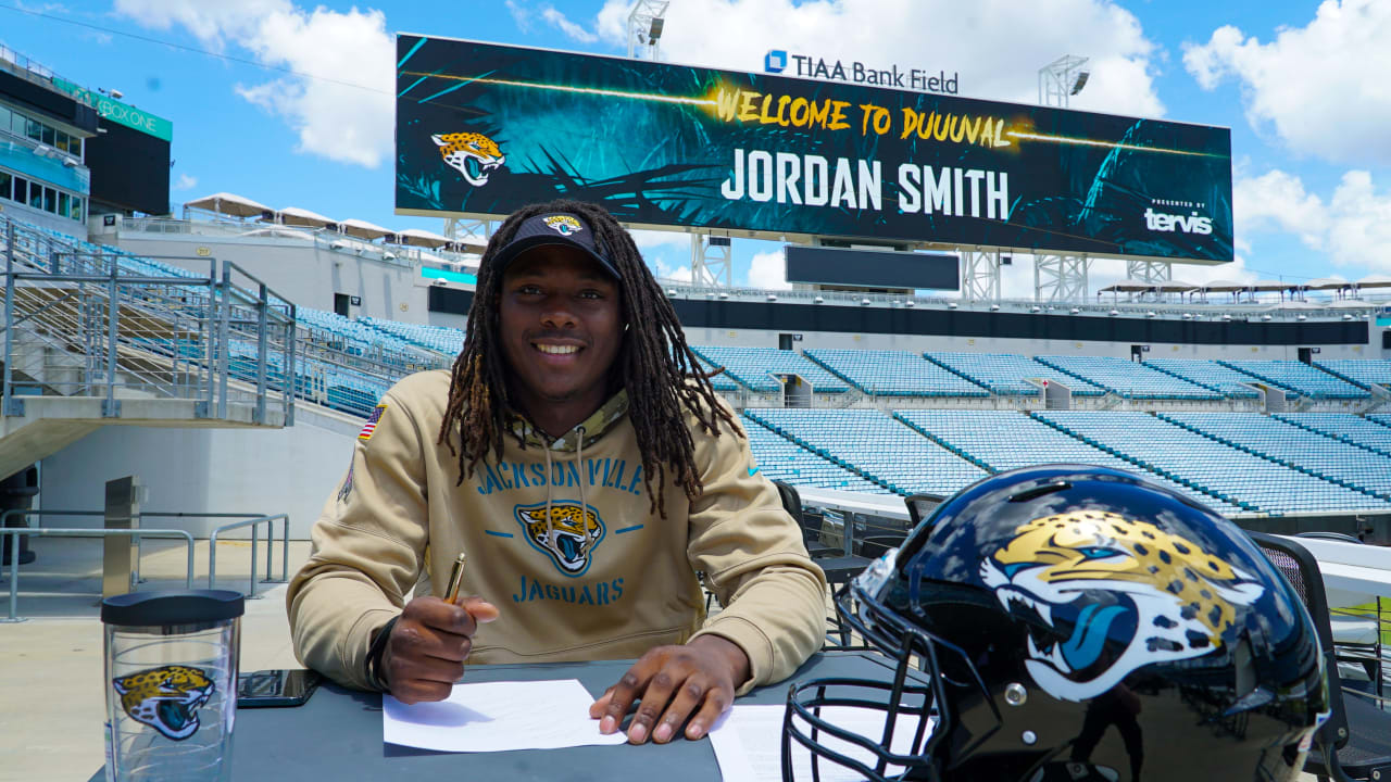 Official: Smith signs rookie contract