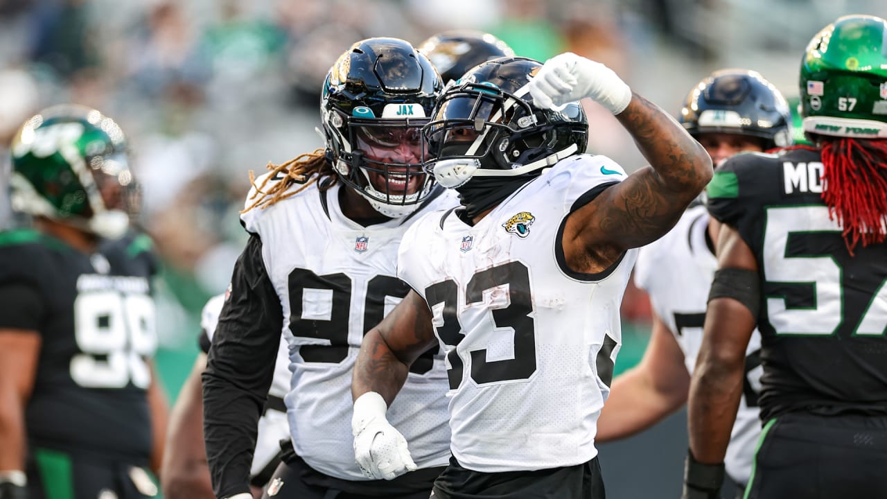 Highlight | Dare Ogunbowale plunges forward for easy TD