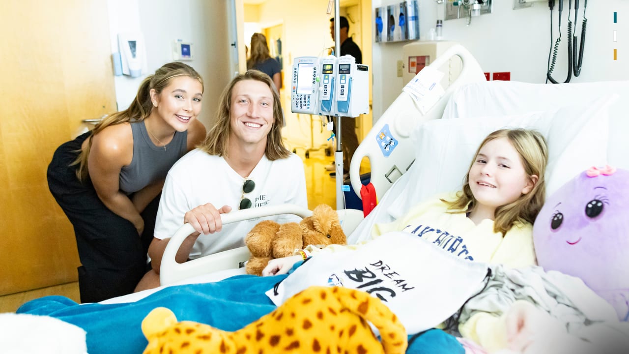 PHOTOS | Jaguars Quarterback Makes a Memorable Visit to Wolfson ...