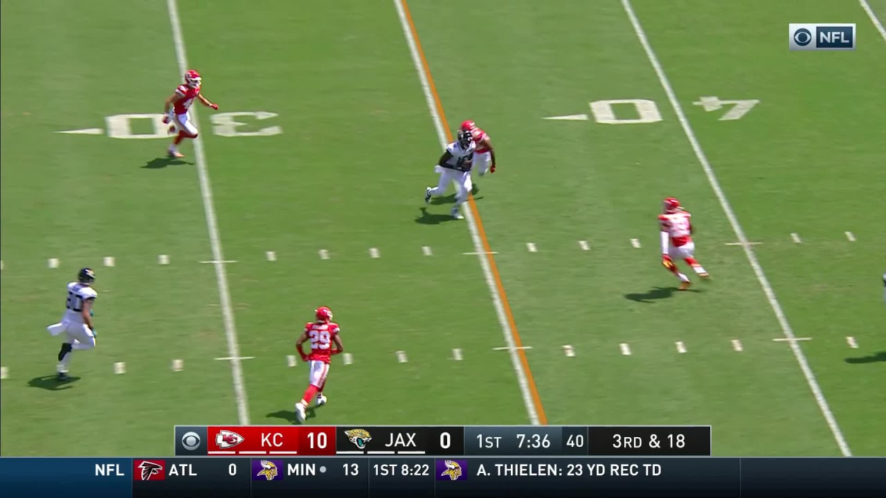 Foles completes long third-down conversion for 21 yards