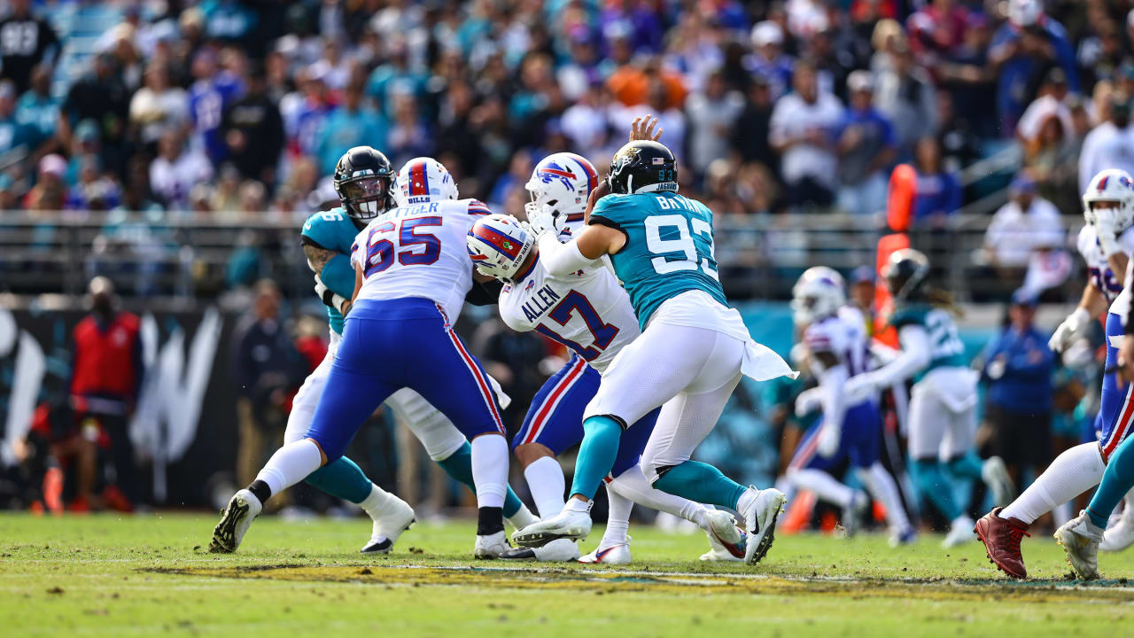 Highlight | Taven Bryan yanks Josh Allen to the ground for a sack