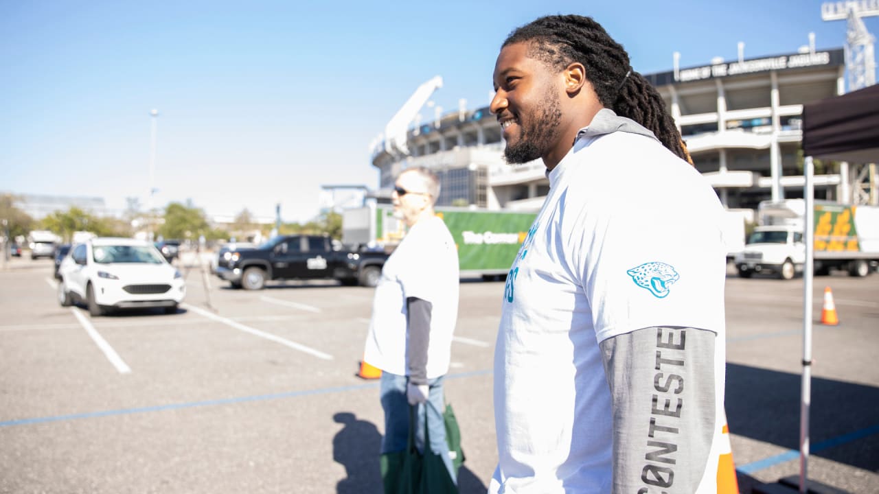 DaVon Hamilton helps distribute holiday meals at Turkey Time with the ...
