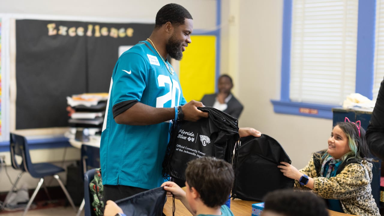 Jaguars' Foye Oluokun and Daniel Thomas surprise local elementary school for literacy