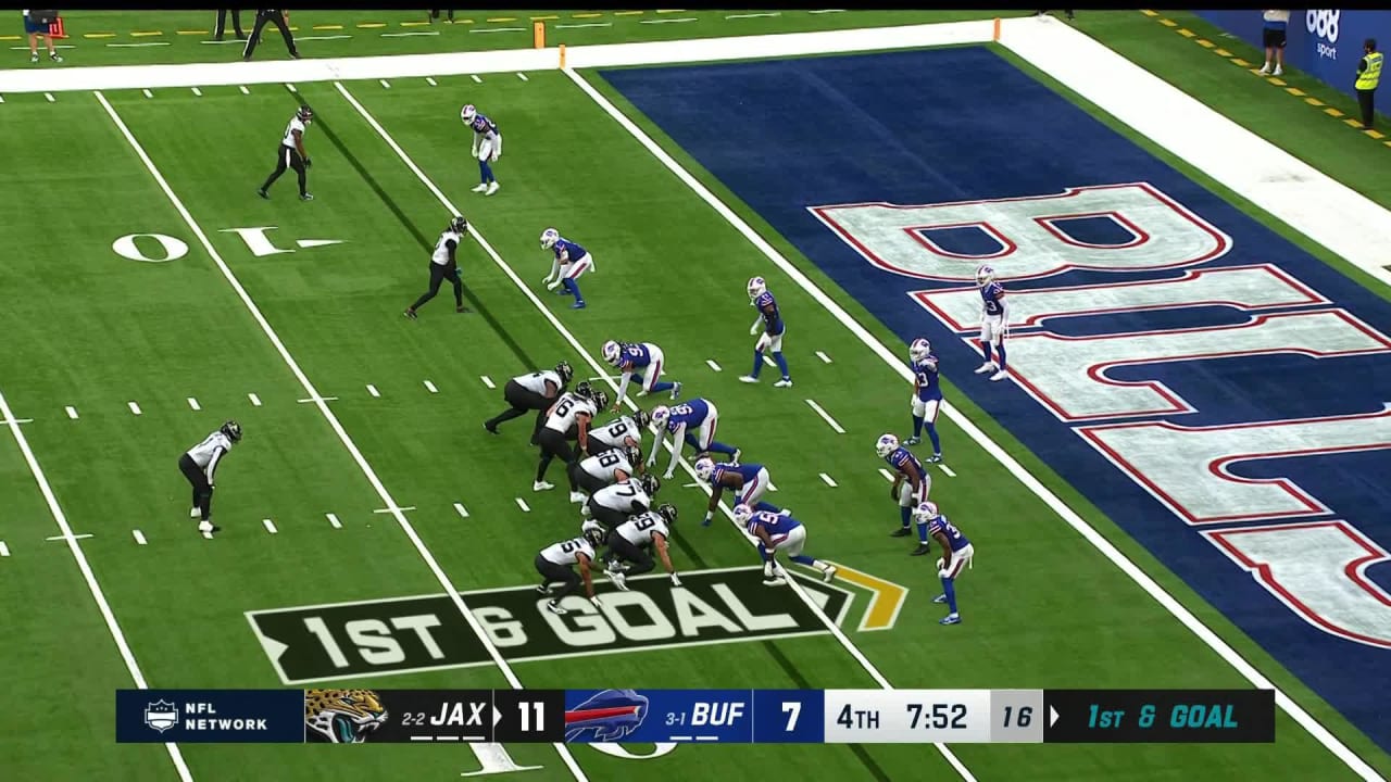 Etienne Stiff Arms Defender on 6-Yard Rushing TD