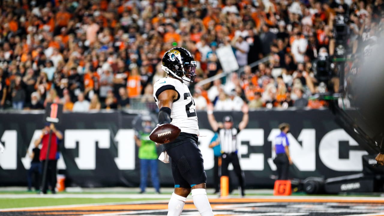 Highlight | Robinson breaks through for rushing TD