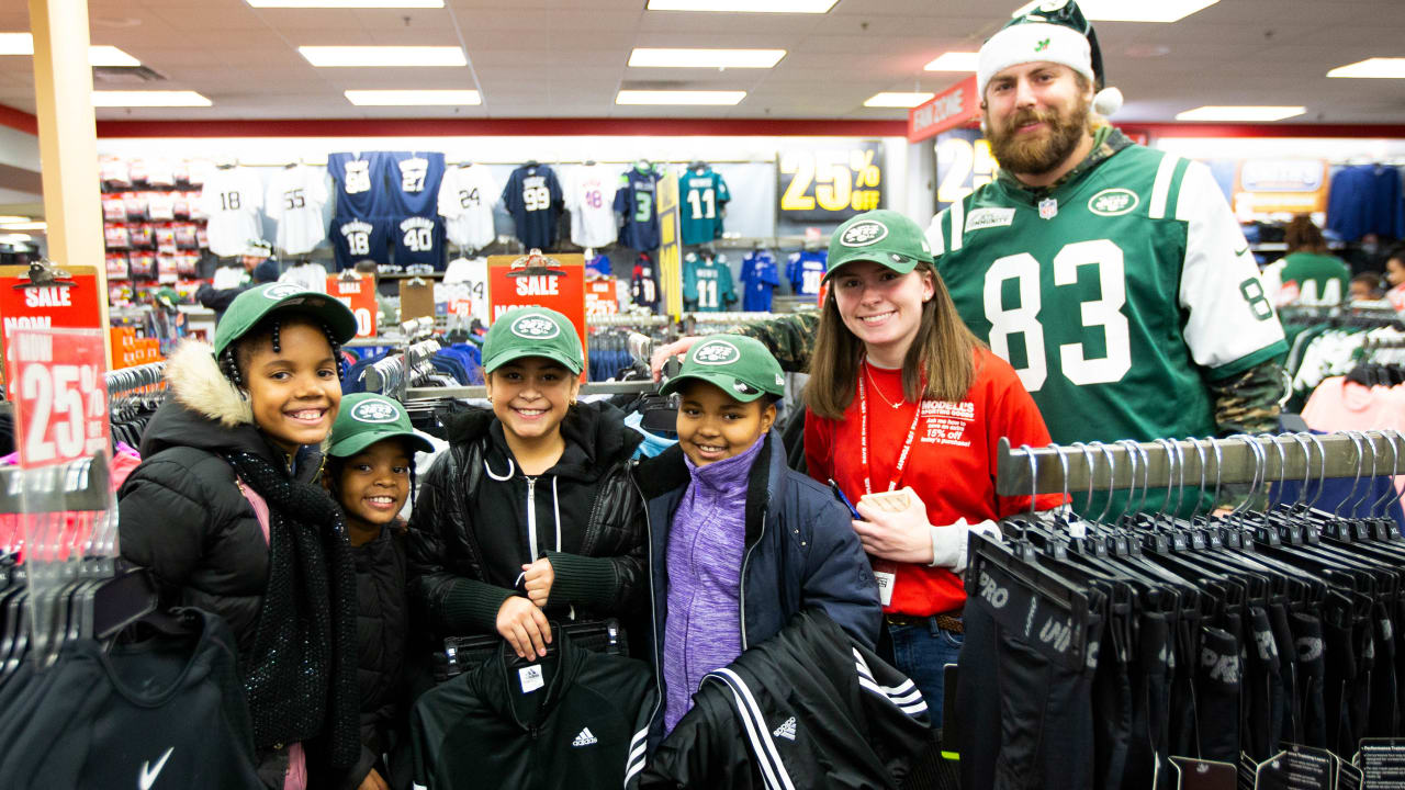 Jets Host Holiday Shopping Spree at Modell's