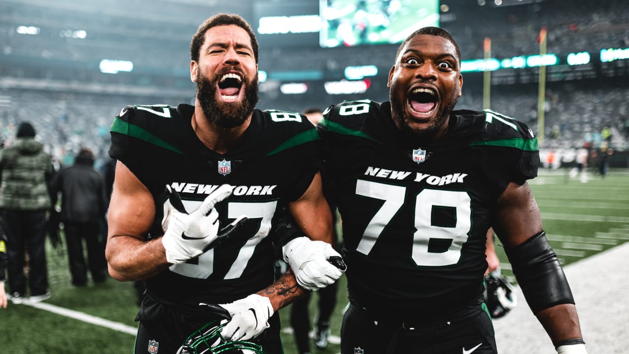 Gallery | Best Postgame Photos from the Win Over the Bears