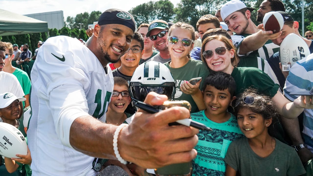 Top Snapshots of Jets Fans at Training Camp