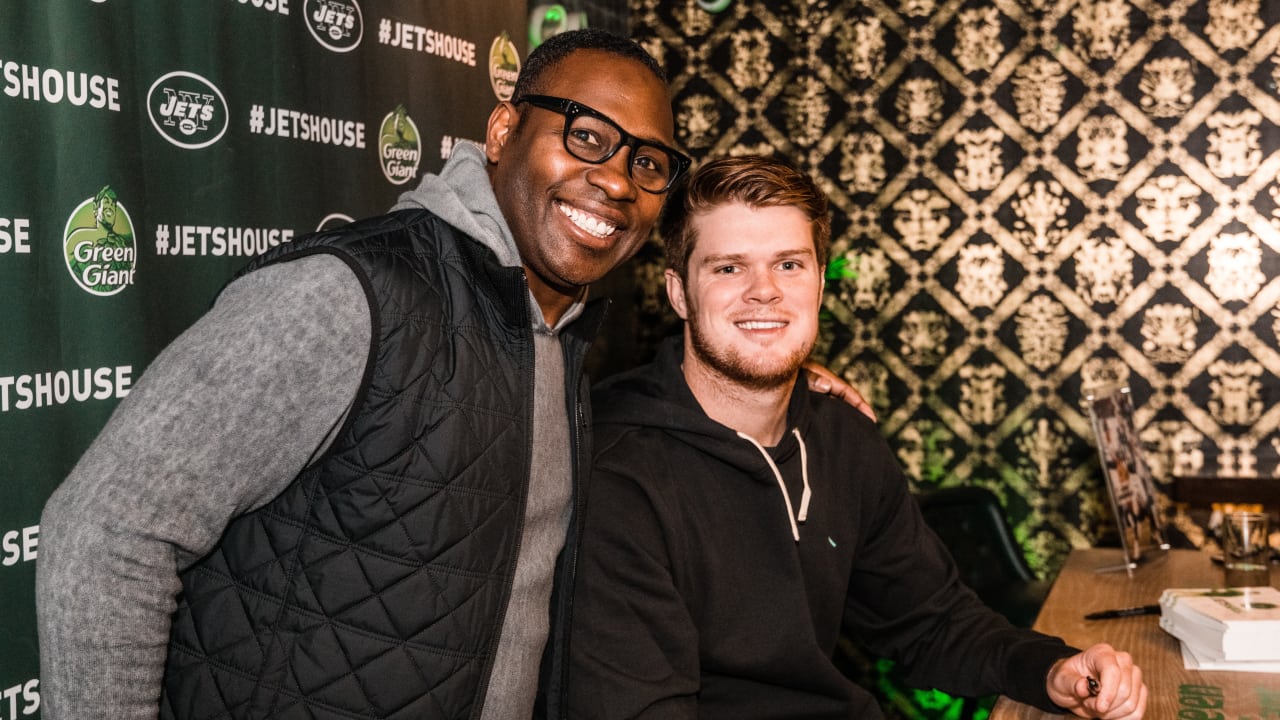 Best Photos from Saturday at Jets House