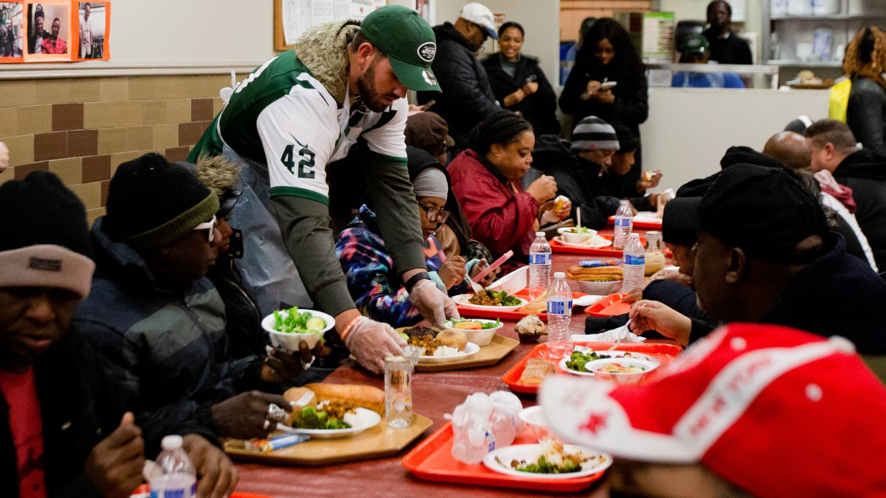 Jets Players Serve Thanksgiving Dinner to New Yorkers in Harlem