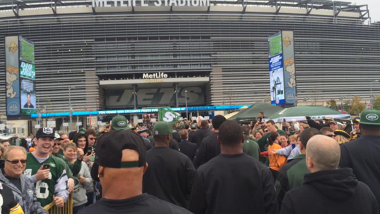Jets Player Walk Into Stadium for Game vs Steelers