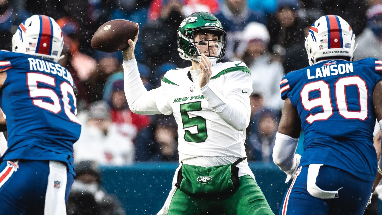 Jets’ QB Mike White Took Big Hits, but Never Wavered in Loss to Bills