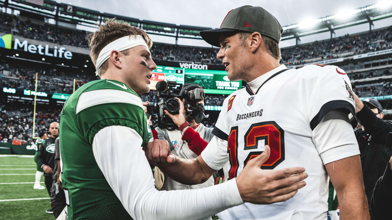 Zach Wilson and Tom Brady Meet Following the Jets-Bucs Game in Week 17