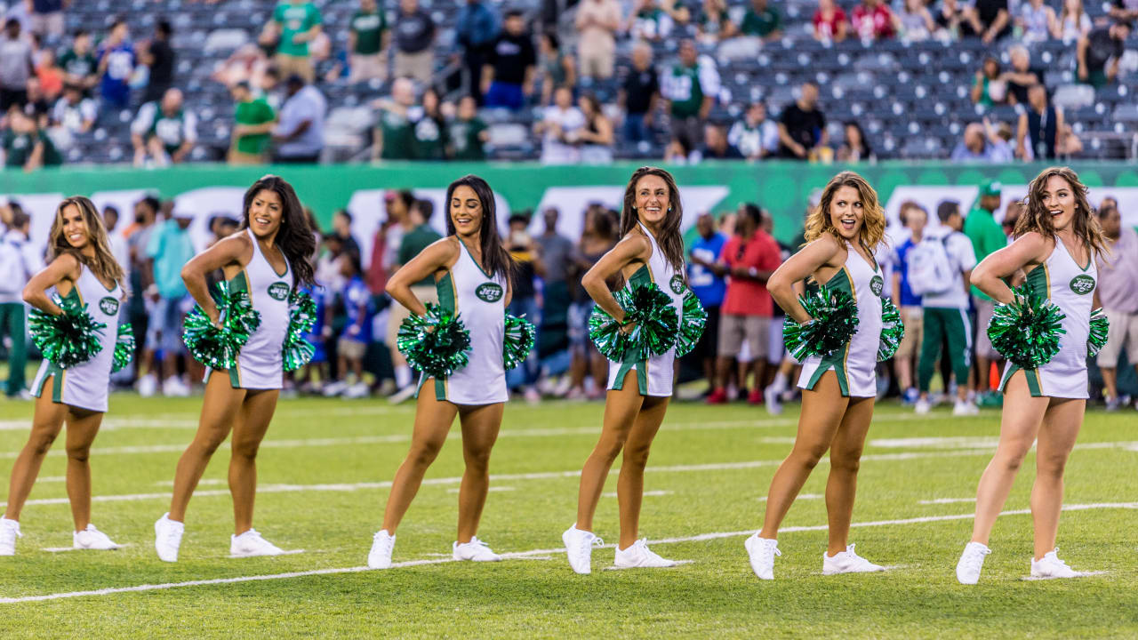 Top Photos of the Jets Flight Crew vs. Falcons