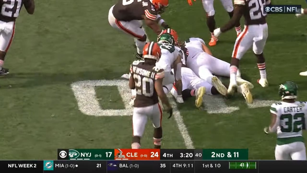Highlight | Max Mitchell Saves Jets Possession with Fumble Recovery
