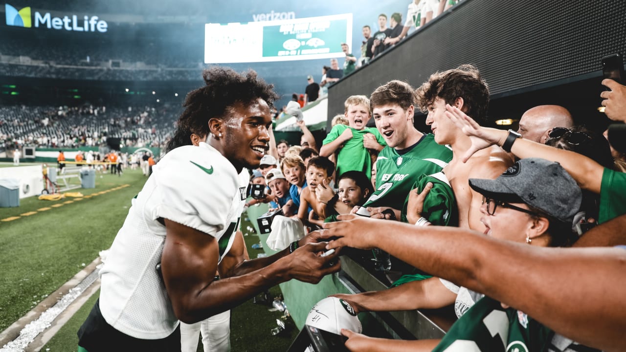 Gallery | Best Photos of Jets Fans at the Green & White Practice