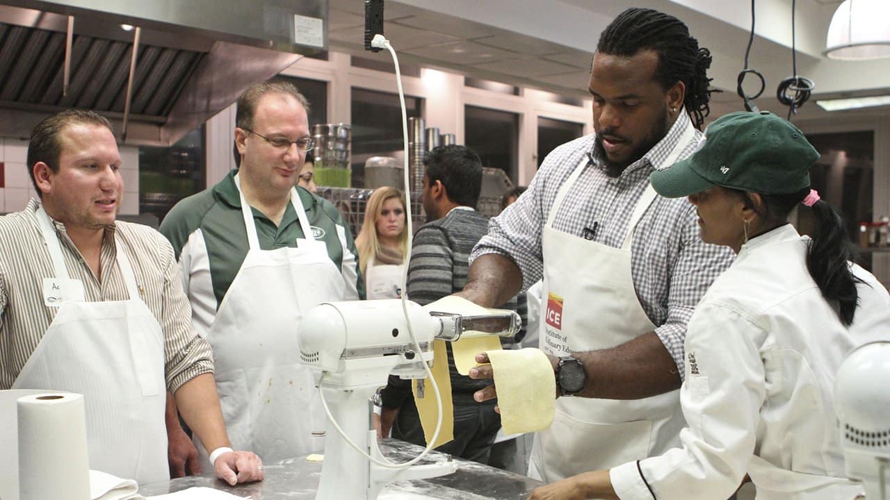 Fans Cook Up Cool Dishes at Jets-ICE Class