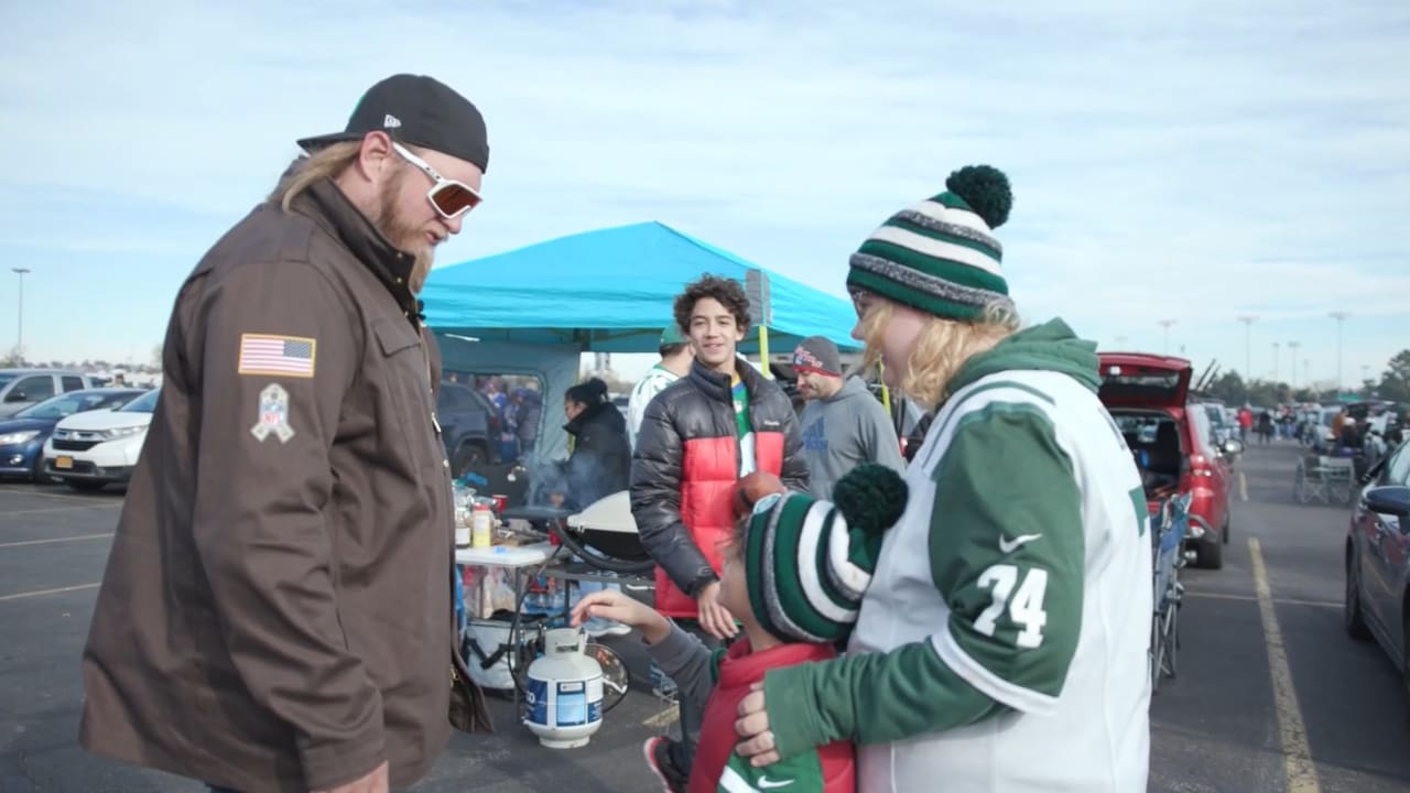 Nick Mangold Surprises Jets Fans Tailgating at MetLife Stadium