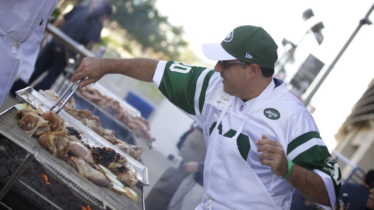 Fans Cook Up Cool Dishes at Jets-ICE School