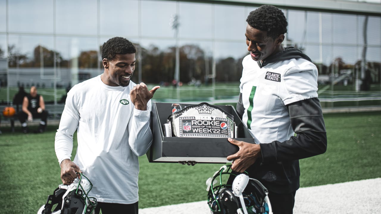 Jets CBs Deliver Sauce Gardner His Second NFL Rookie of the Week Belt